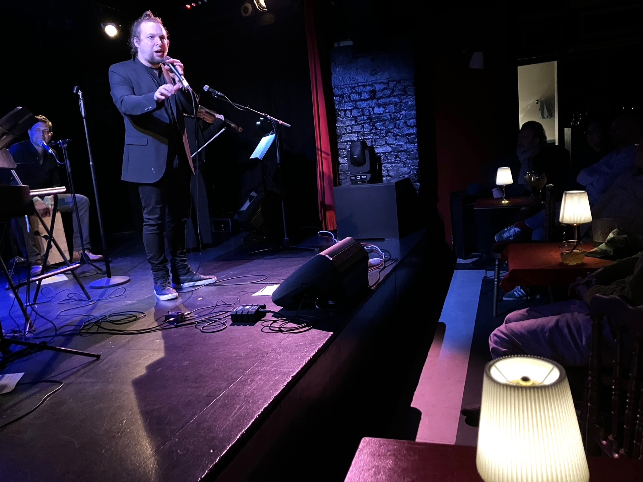 Barnabé , le chanteur « Solitaire Collectif » a conquis l’Os à Moelle, totalement sous le charme ...