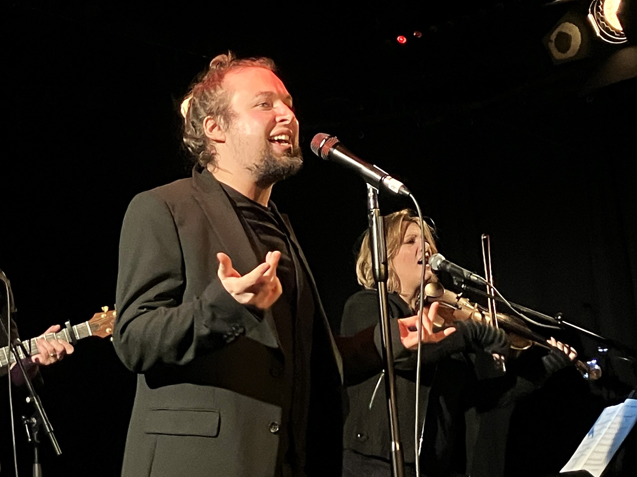 Barnabé , le chanteur « Solitaire Collectif » a conquis l’Os à Moelle, totalement sous le charme ...