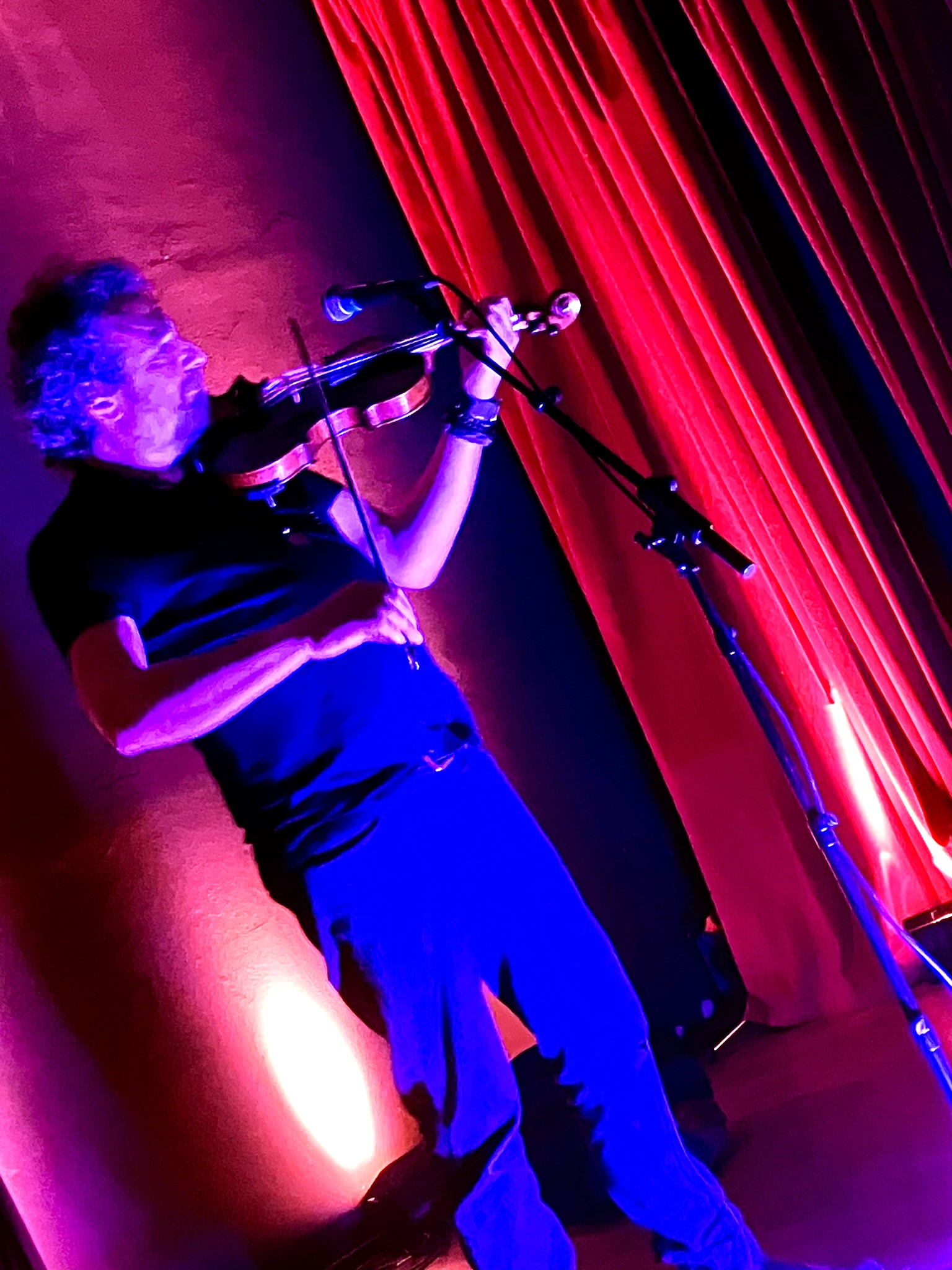 Chris Murphy, le charismatique performer de Los Angeles et son violon ...